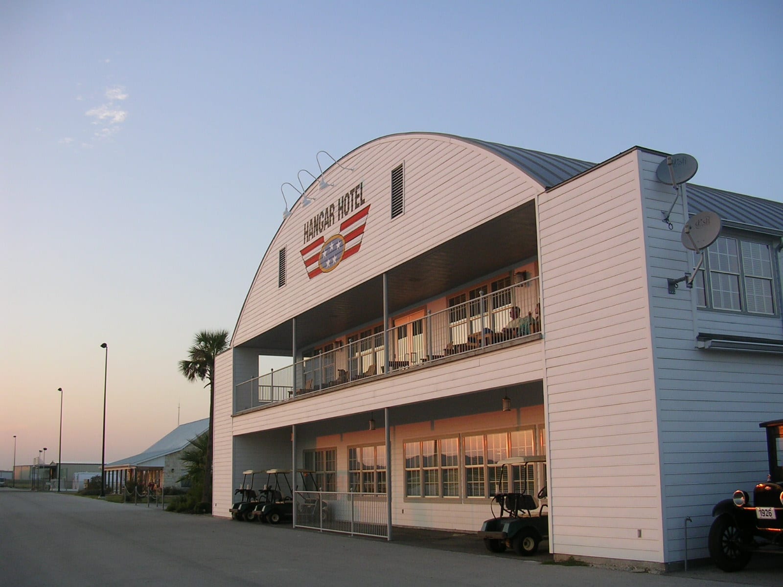 Hungry Pilot: the Hangar Hotel Airport Diner : Air Facts Journal